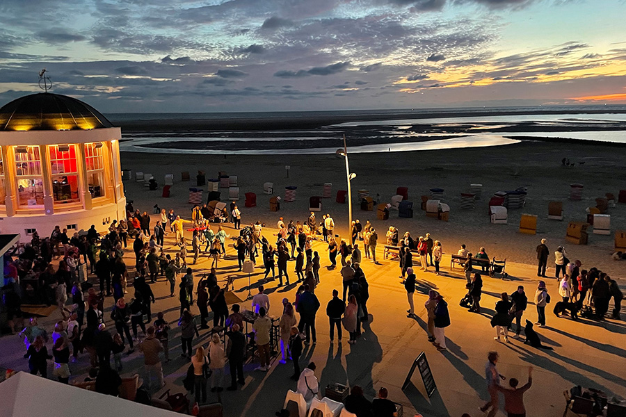 HERZ­LICH WILL­KOMMEN IM APART­HOTEL DOMIZIL & HUUS MÖVCHEN - ÜBER BORKUM